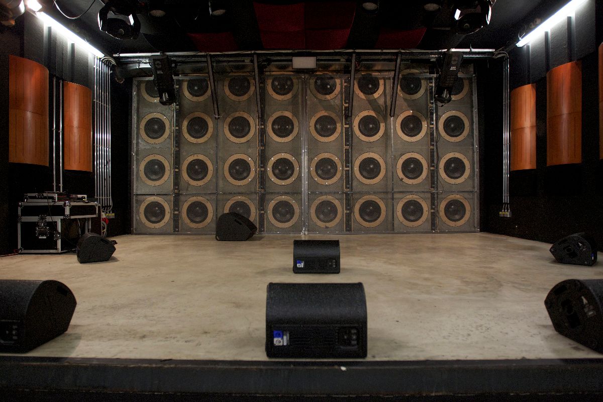 Wall of Bass - FIDELITY online